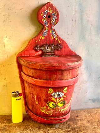 contenitore rosso dipinto a mano