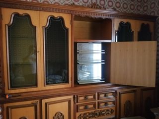 credenza antica con porta liquori girevole