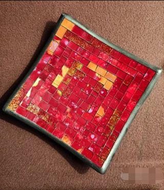 Piatto in terracotta nera con mosaico