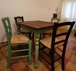 Tavolo in legno con sedie