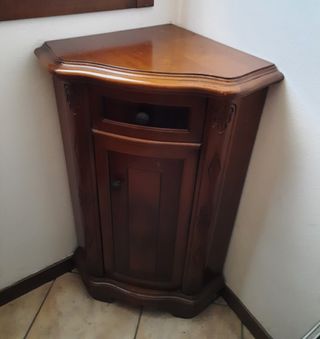 mobile ad angolo antico