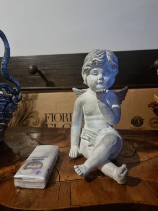 Angioletto in cemento levigato