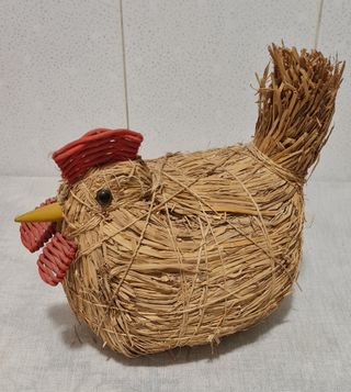 Gallina realizzata artigianalmente in paglia