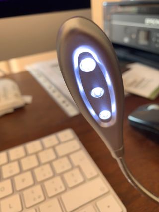 Luce a tre led con tubo flessibile e USB