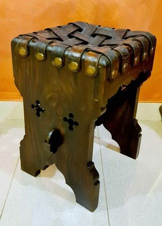 Antico sgabello in legno e cuoio/pelle restaurato