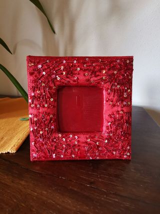 Cornice quadrata rossa