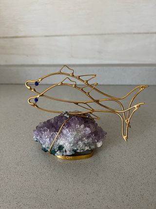 Delfini placcati oro su base ametista naturale