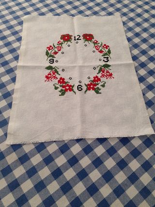 Tela Aida ricamata a mano con orologio . Punto in