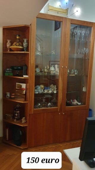 vetrina con angoliera in ciliegio