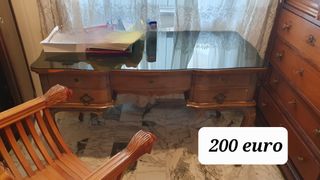 scrivania in legno con cassetti con chiavi