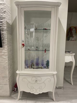 Vetrina in vetro e legno, contromobile e console.