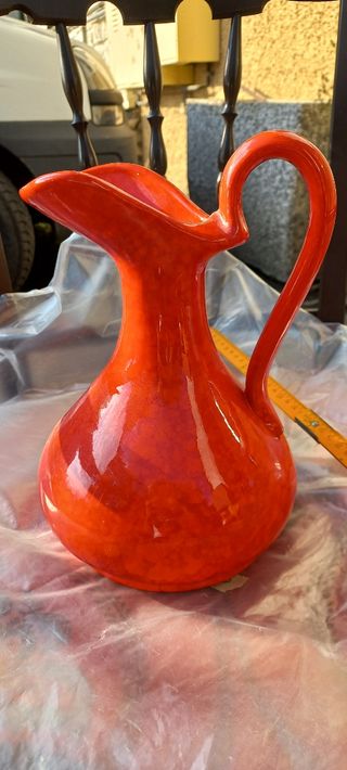 bellissima caraffa rossa si adatta dappertutto