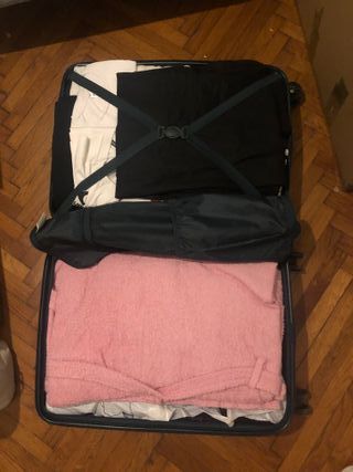 Maleta con ropa de Segunda Mano