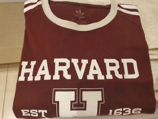 Camiseta Adidas Universidad Harvard de segunda mano por 10 EUR en ...