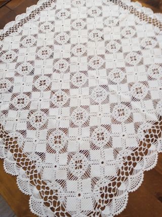 tovaglietta o centrotavola tutta ricamata a mano b