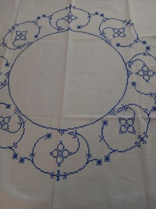 tovaglietta o centrotavola ricamata a mano