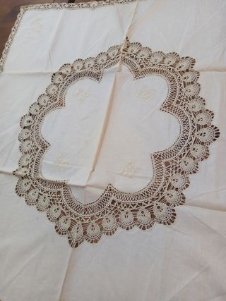 tovaglietta o centrotavola ricamata a mano beige