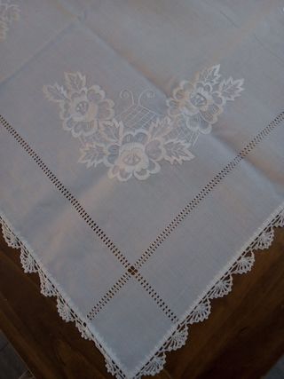 tovaglietta o centrotavola ricamata a mano bianco