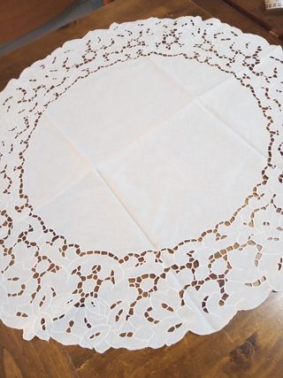 centrotavola ricamato a intaglio a mano