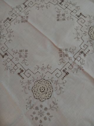 tovaglietta o centrotavola ricamata a mano beige