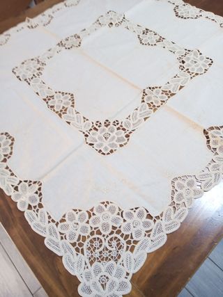 tovaglietta o centrotavola ricamata a mano beige