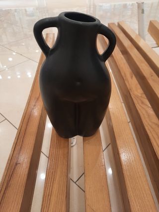 Vaso nero corpo donna