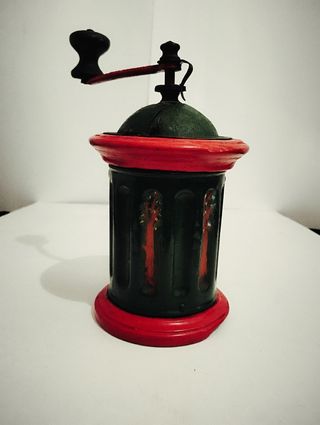 antico macinino verticale. Restaurato