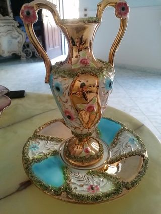 antica urna con vassoio