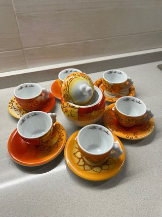 Set 6 tazzine con piattino, più zuccheriera