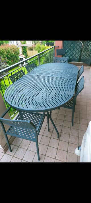 Tavolo da esterno con sedie in coordinato