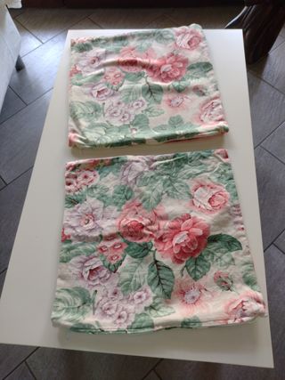 2 copri cuscini floreali.