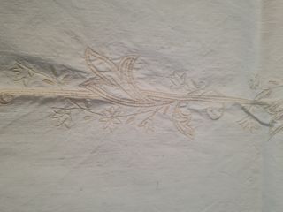 runner in lino ricamato a mano