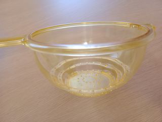 Scolapasta guzzini in plastica gialla