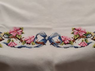 Tovaglia o copri tavolo ricamato