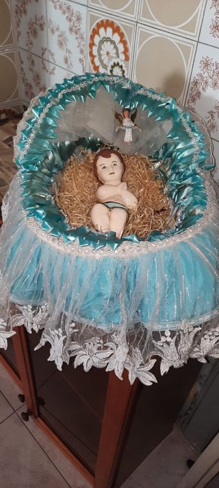 bambino gesù con culla in ceramica