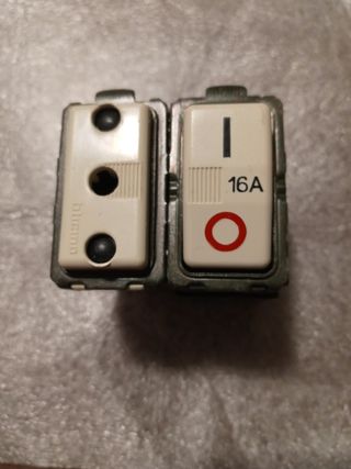 Gruppo presa /int.mt. bticino