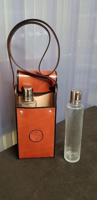 Vecchia tracolla bar da viaggio