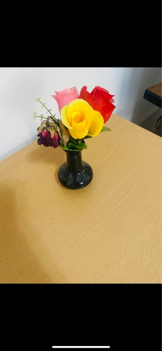 Vaso piccolo con fiori finti