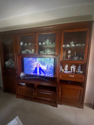 Parete attrezzata e tavolo cn sedie