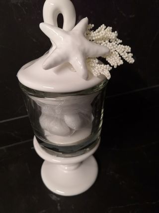 Barattolo su alzatina in Capodimonte