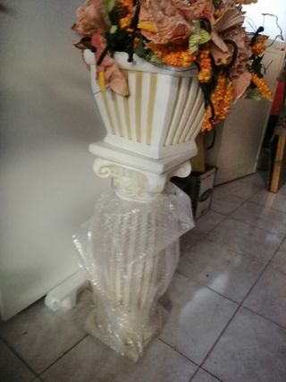 colonina con vaso di ceramica