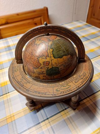 mappa mondo vintage + statuette orientali