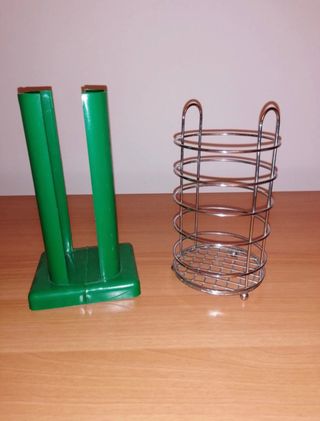 portabicchieri in plastica e in ferro