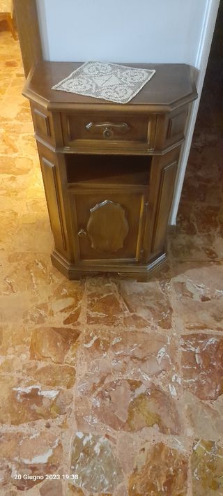 mobiletto in legno antico