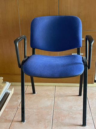 Sedia foderata blu da ufficio