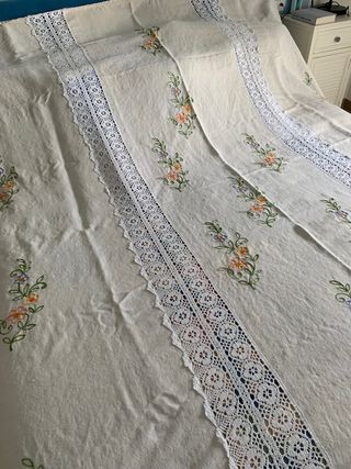 Copriletto vintage con trina e ricamo