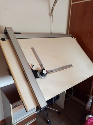 tavolo da disegno a muro con tecnigrafo