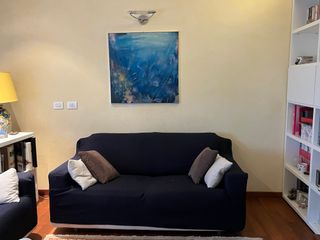 Divano due posti in tessuto color beige chiaro