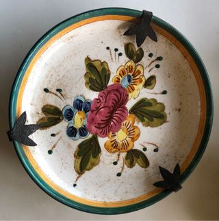 Piatto in ceramica con cornice in ferro in battuto