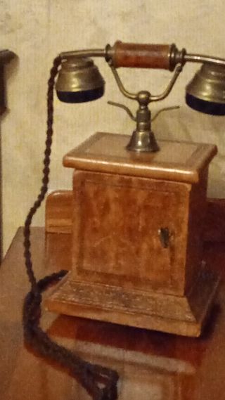 telefono in stile antico in pelle